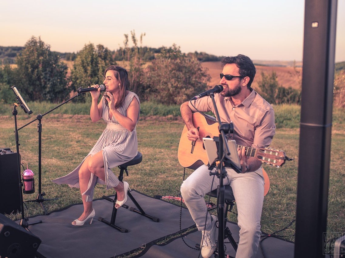 Book Jennifer & Jérémy, Acoustic Duo in Toulouse, France | FixTheMusic
