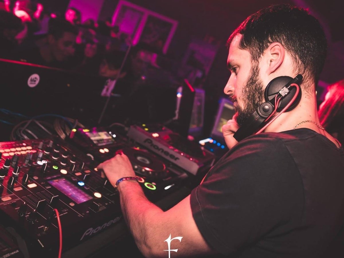 Book DJ Simon, Wedding DJ in Tuscany, Italy | FixTheMusic